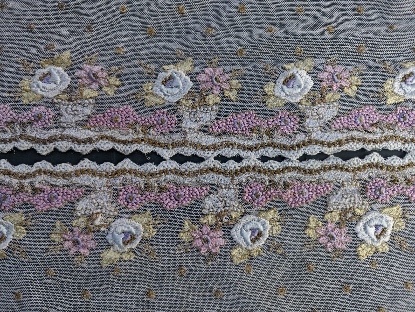 ANTIQUE EDWARDIAN FLORAL EMBROIDERED NET EDGING DRESS… - Gem