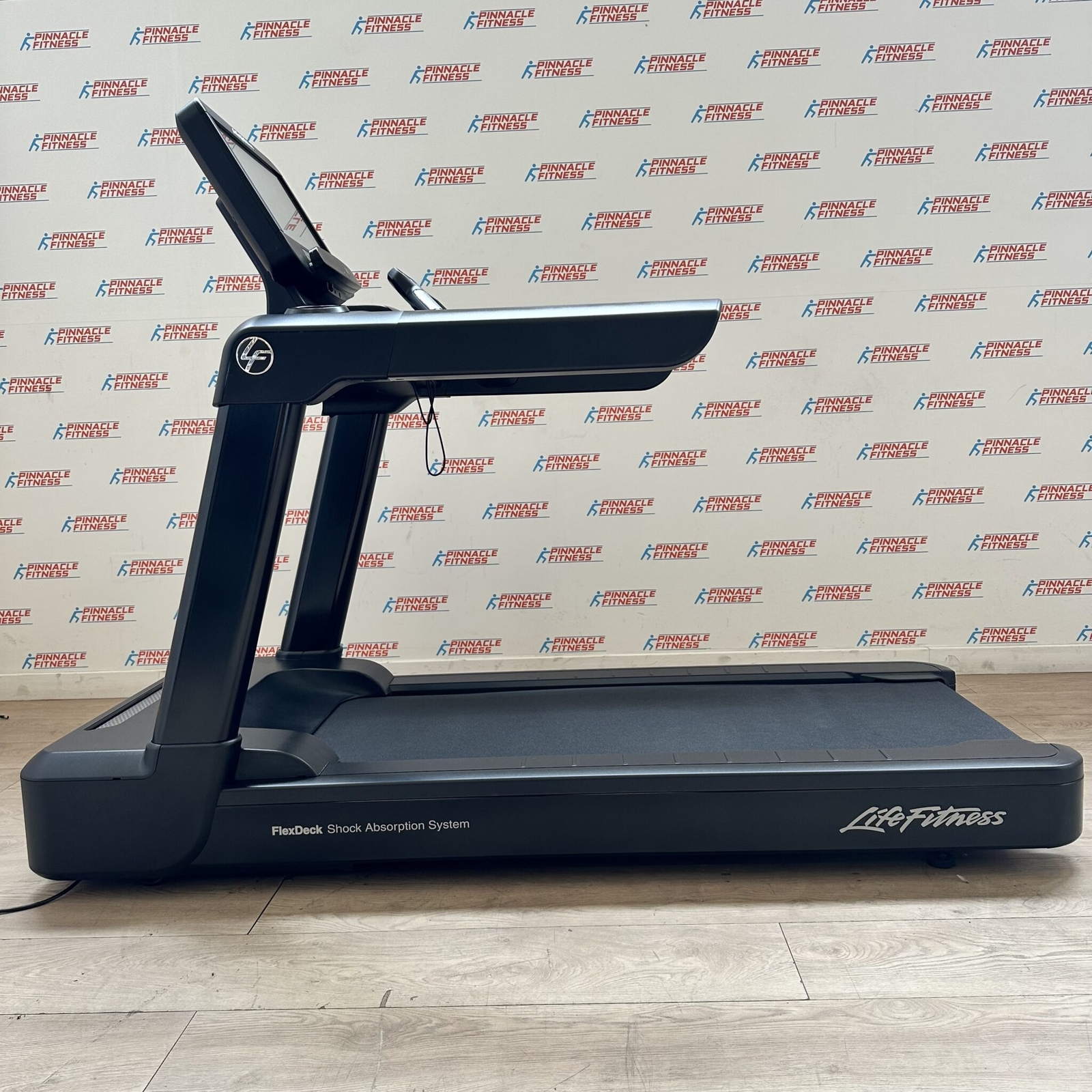 Life Fitness Integrity Series Deluxe Treadmill with Discover SE3HD ...