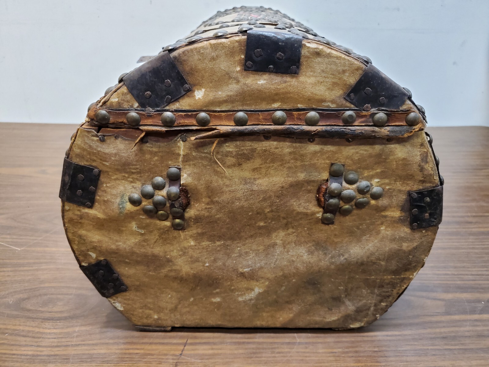 Antique Round Cylindrical Leather Covered Trunk, c.1822 I. Sanford ...