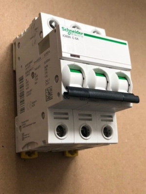 1St. Schneider Electric Circuit breaker / Schutzschalter A9F74306 3P ...
