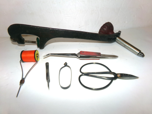 D H THOMPSON VINTAGE FLY TYING CLAMP VICE W/ BOBBIN HOLDER TWEEZERS ...