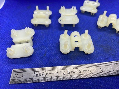 Agrafe support tige de capot d'origine Renault R5 R6 R12 réf 7703077005 ...