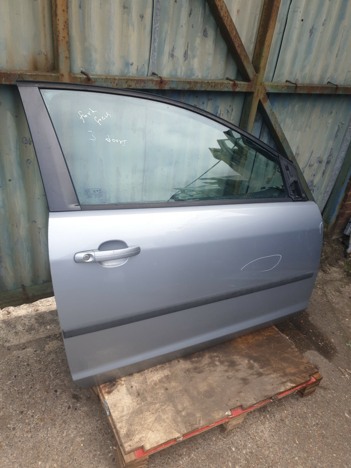 FORD FOCUS 2005 COMPLETE 3 DOOR FRONT RIGHT DRIVER SIDE DOOR IN SILVER ...