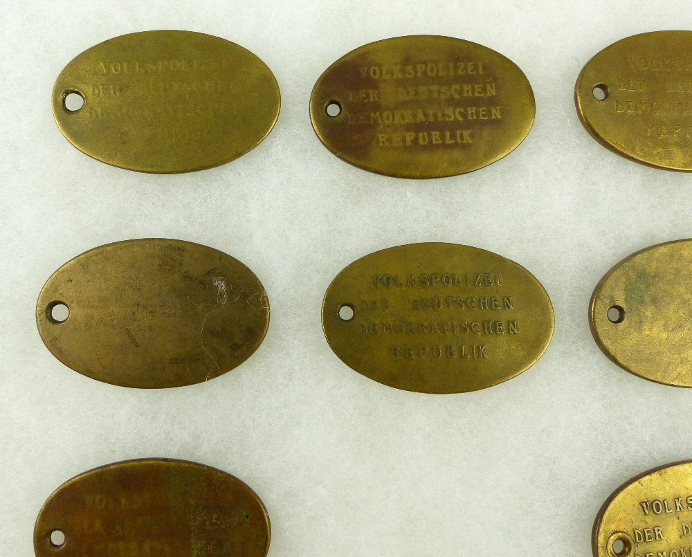 Sammlung 17 verschiedene DDR Kripo Marken Kriminalpolizei Dienstmarken ...
