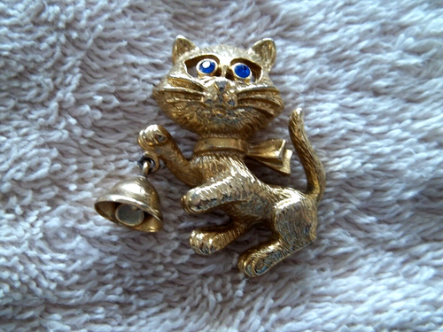 Vintage AVON Cat Pin W/Bell, Gold Tone Metal, Blue Crystal Eyes | eBay