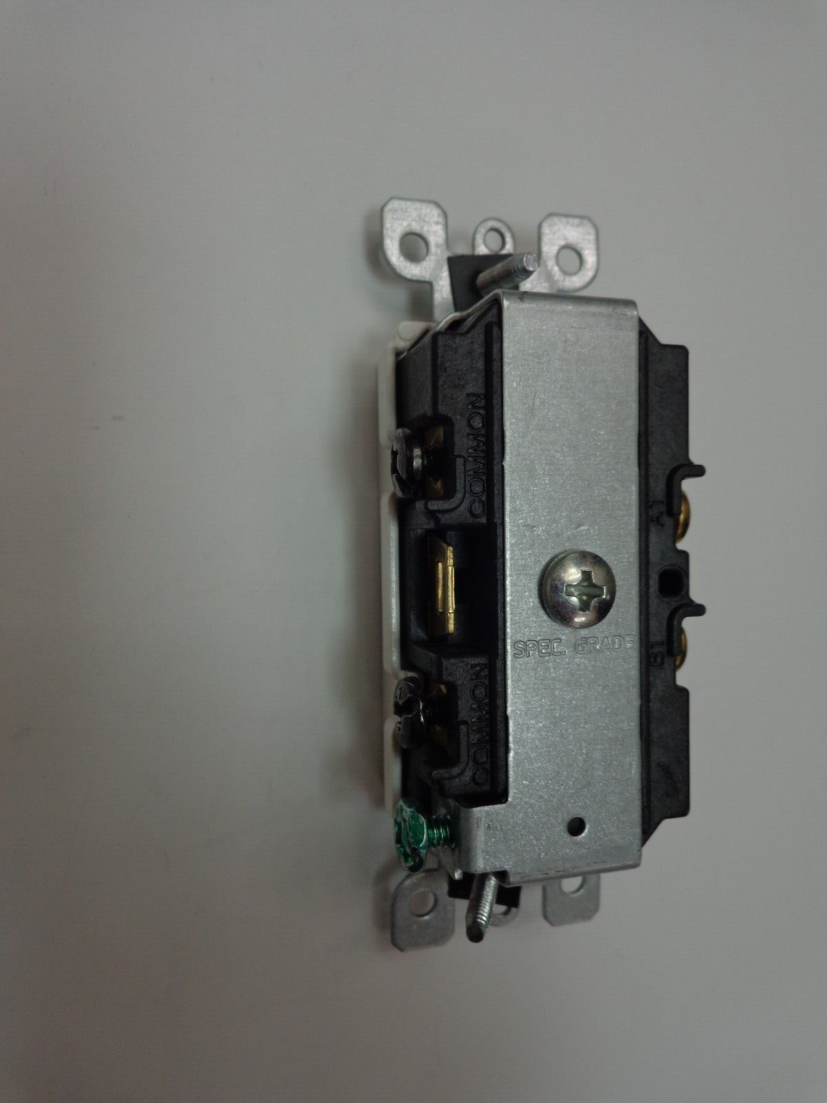 Leviton 5634-W 15 Amp 120/277 Decora Single-Pole AC Combination Switch ...