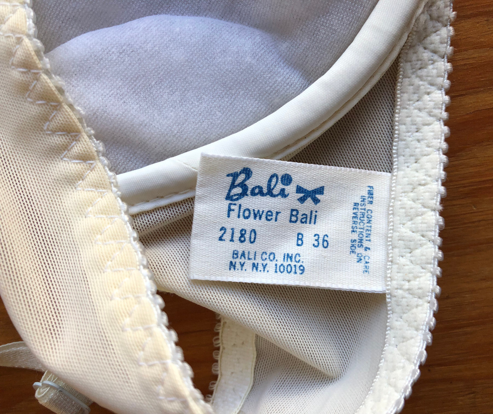 BALI Bra Vintage 70's 80's White Front Hook Floral Ap… - Gem