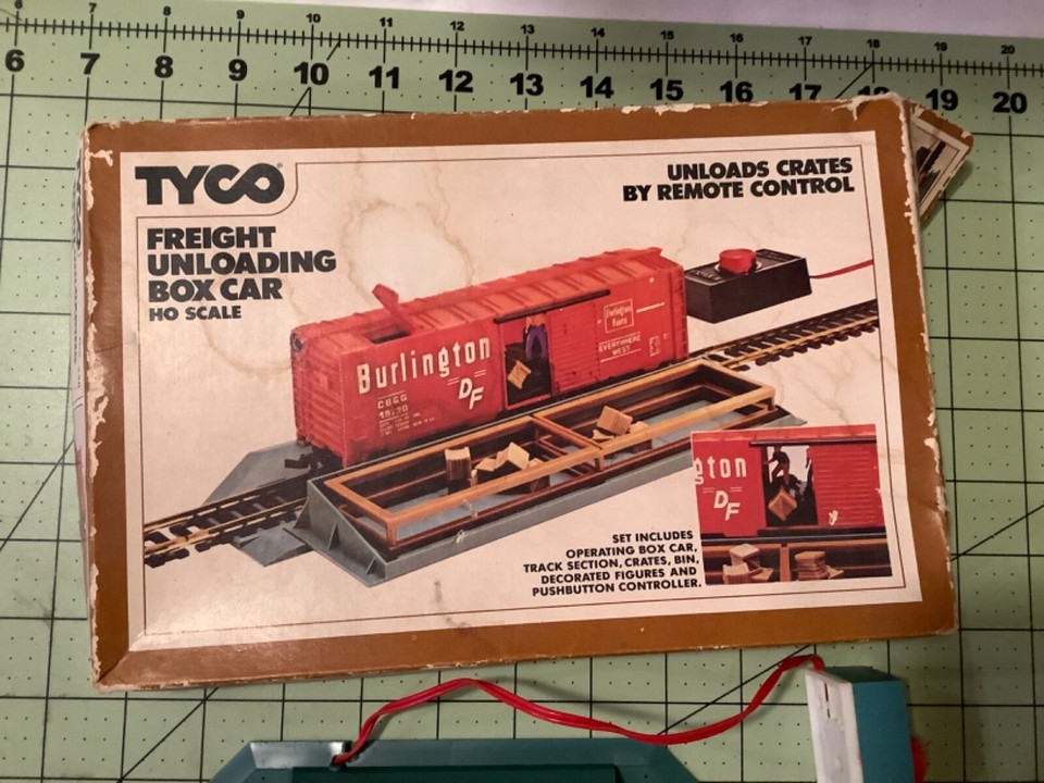 VINTAGE HO Tyco Freight Unloading Box Car No Scale UNTESTED | eBay