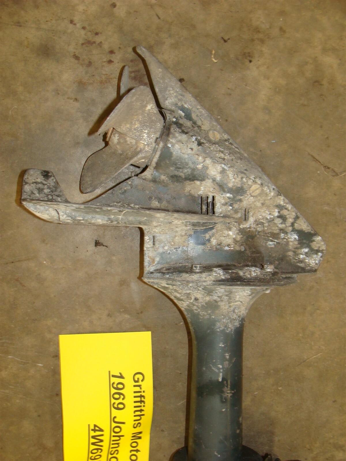 1969 JOHNSON outboard 4hp 4W69B lower unit prop drive transom clamp ...