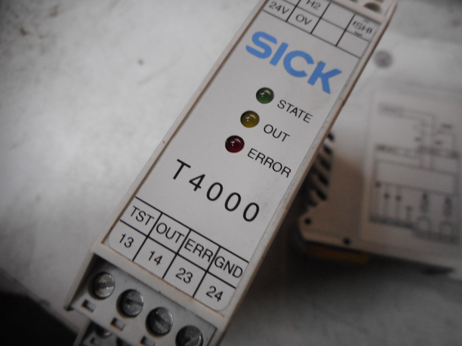 SICK SAFETY RELAY -- Qty of 2 -- T4000 2 x OUTPUTS -- 6 012 147 ...