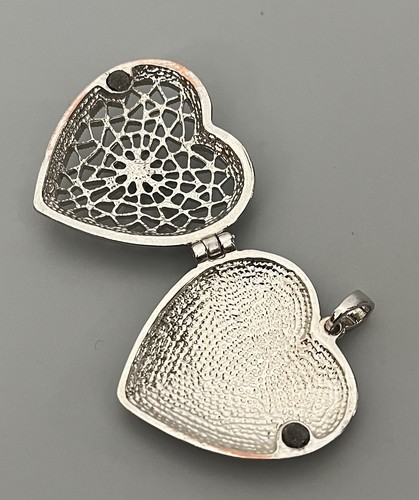 VTG-Now Silver Tone 2” Heart Pendant Locket Magnetic Clasp Clear ...