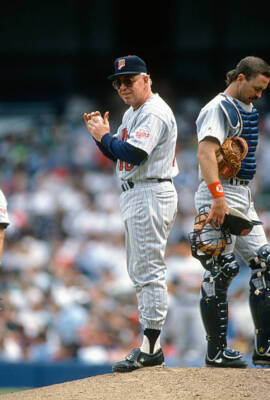 Manager Tom Kelly Minnesota Twins makes a pitching change v N Baseball ...