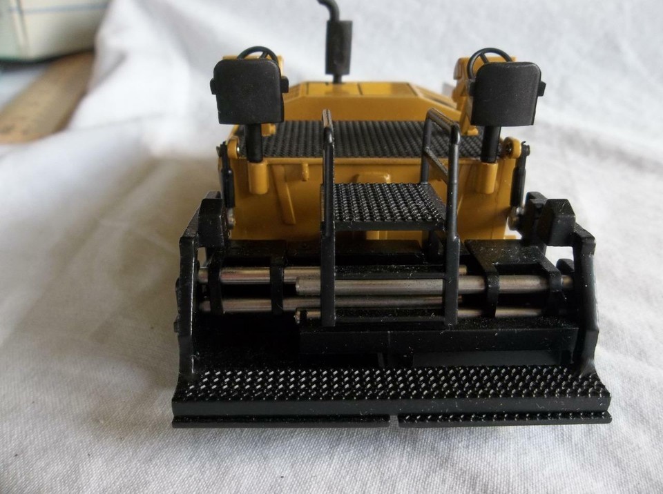 NIB NZG 388.1 Caterpillar AP-1000 Asphalt Paver 1:50 Scale New in Box ...