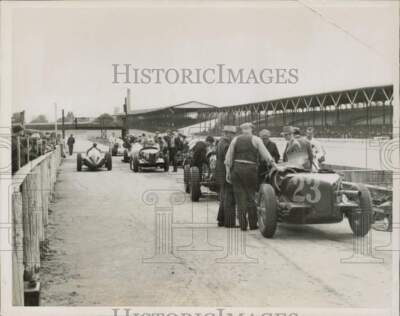 1940 Press Photo Drivers and mechanics prepare for the race at ...
