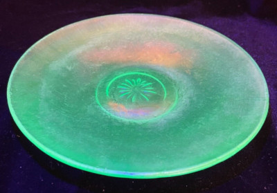 Vtg Green Uranium Iridescent Stretch Glass Impressed Flower 7.5 in ...