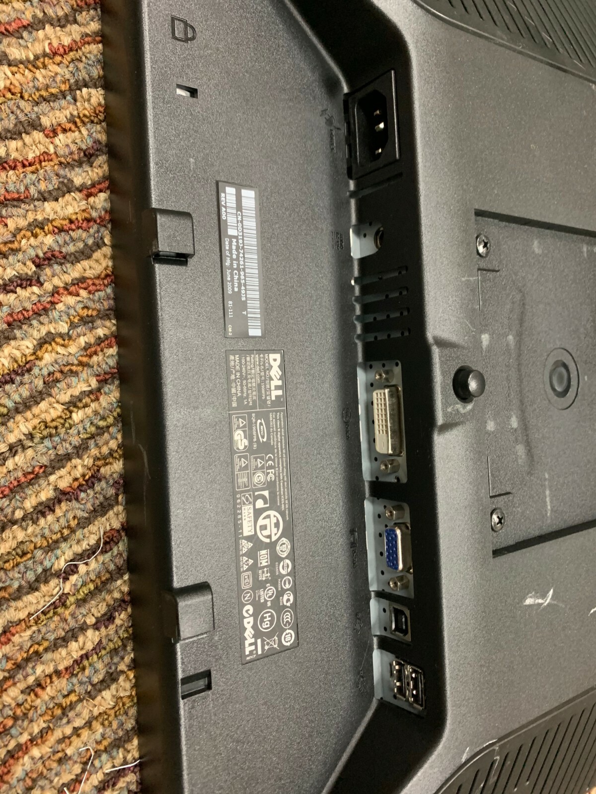 ONE DELL 19" LCD MONITOR VGA WITH STAND / DELL SOUND BAR SPEAKER MODEL ...