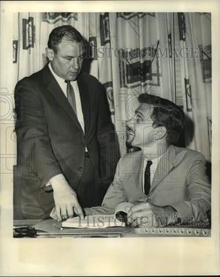 1965 Press Photo Edward Koch Jr. of East Louisiana Hospital with ...