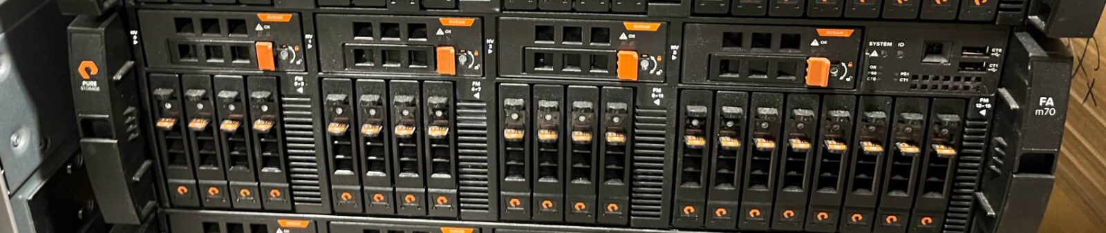 Pure Storage FlashArray M70 R2, Dual controllers, 20x 3.8TB (2x 1.92TB ...