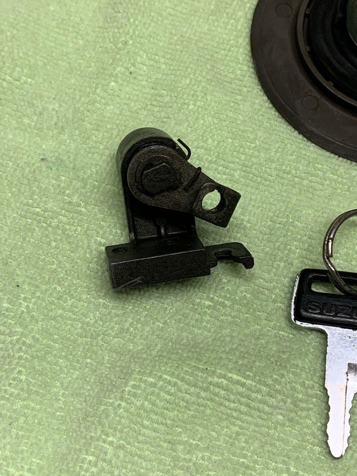 Suzuki RG 500 Key Lock Set Fuel Tank Cap Seat Release Key 400 NO ...