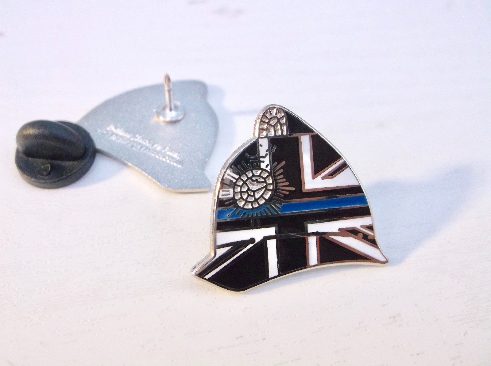 THIN BLUE LINE UK UNION JACK POLICE OFFICER HELMET MOURNING LAPEL PIN ...