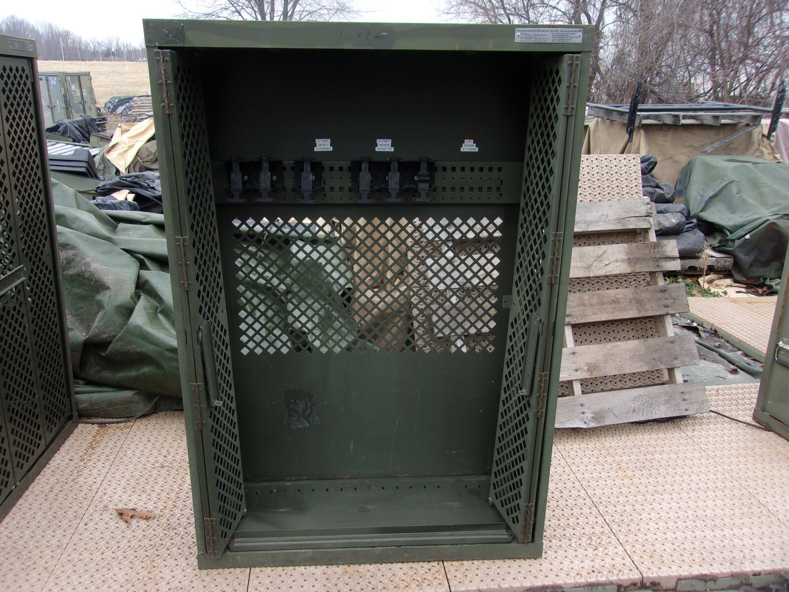 MILITARY SURPLUS SPACE SAVER WEAPONS RIFLE PISTOL RACK CABINET SAFE GUN ...