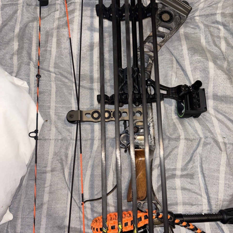 Mathews Switchback XT Compound Bow Right-Hand With Case And Arrows | eBay