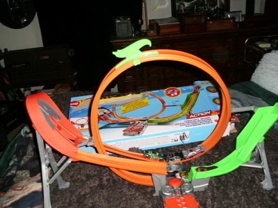 Hot Wheels Power Shift Raceway Motorized Track Set Loop & Jump 5 ...