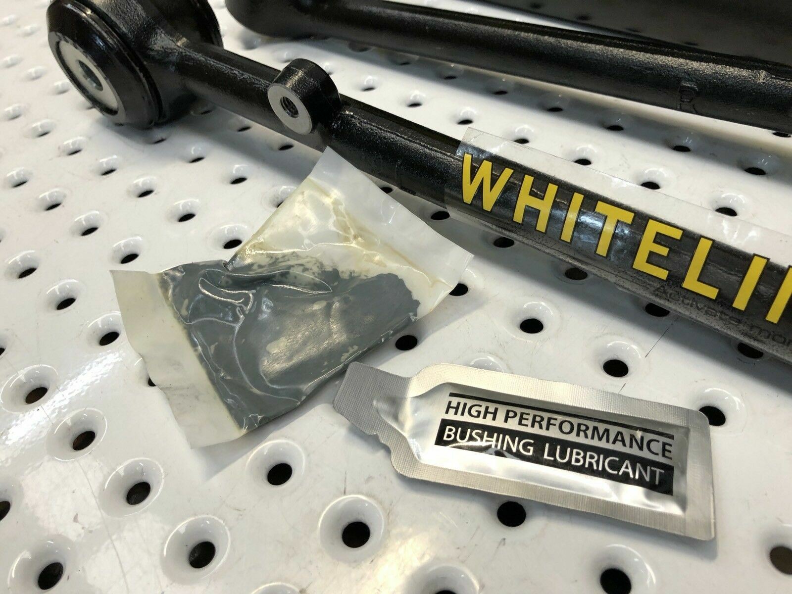 HIGH PERFORMANCE COMMODORE VF FRONT LOWER CONTROL ARMS HSV CLUBSPORT R8 ...