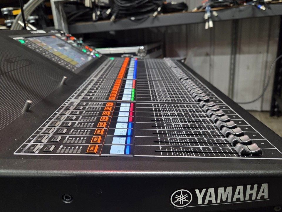 Yamaha QL5 Digital Audio Mixing Console with Road Case | eBay