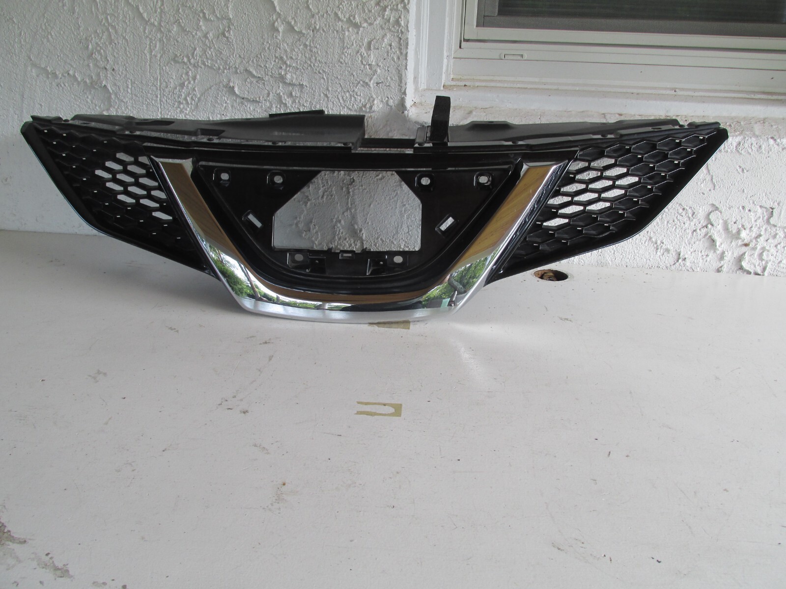 OEM 2017-18 Nissan Rogue Sport Front Upper W/Chrome Grille 623106MD0A ...