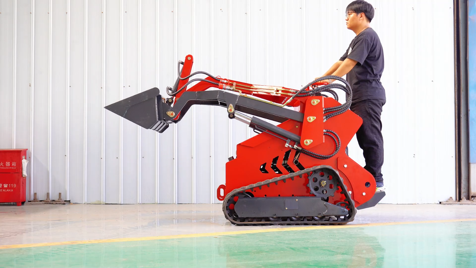 Crawler EPA Mini Skid Steer 23HP 739cc 3-Pumps Self Leveling Bucket ...
