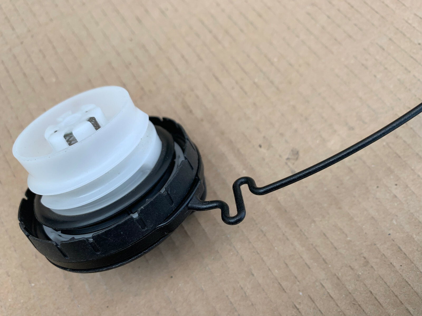 NEW GENUINE TOYOTA RAV4 AVENSIS PRIUS AURIS C-HR PETROL FUEL CAP WITH ...
