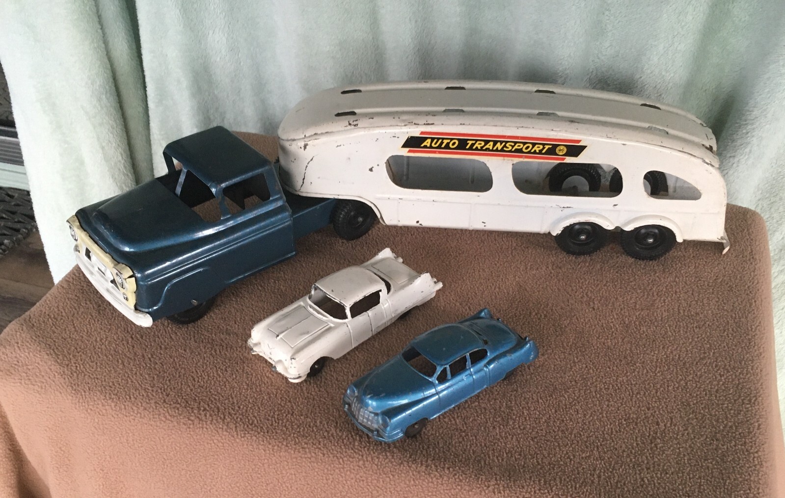 MARX 22.5" DELUXE AUTO TRANSPORT With 2 metal Cadillacs & 2 MARX cars ...
