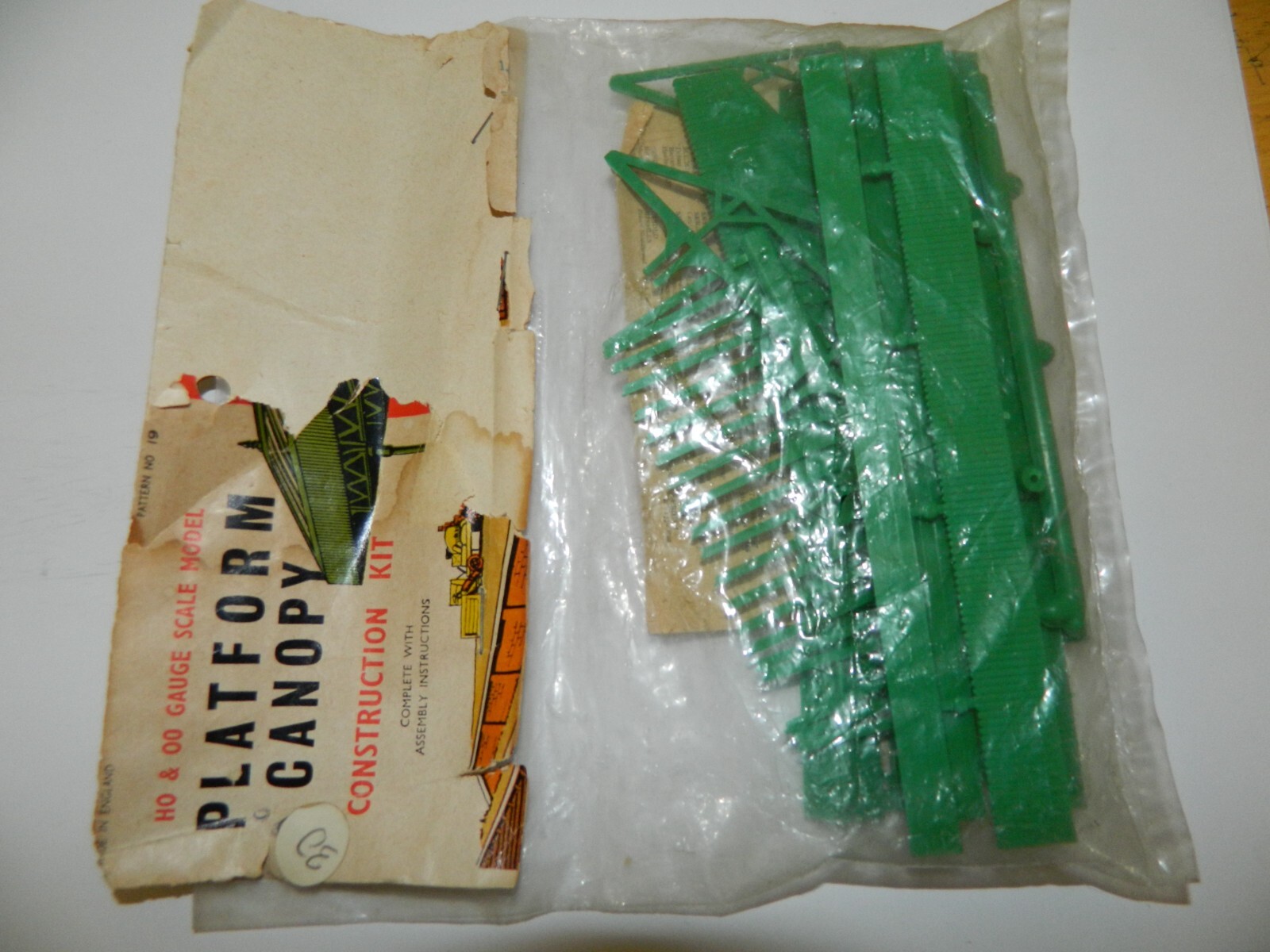 VINTAGE AIRFIX OO/HO GAUGE STATION PLATFORM CANOPY KIT | eBay UK