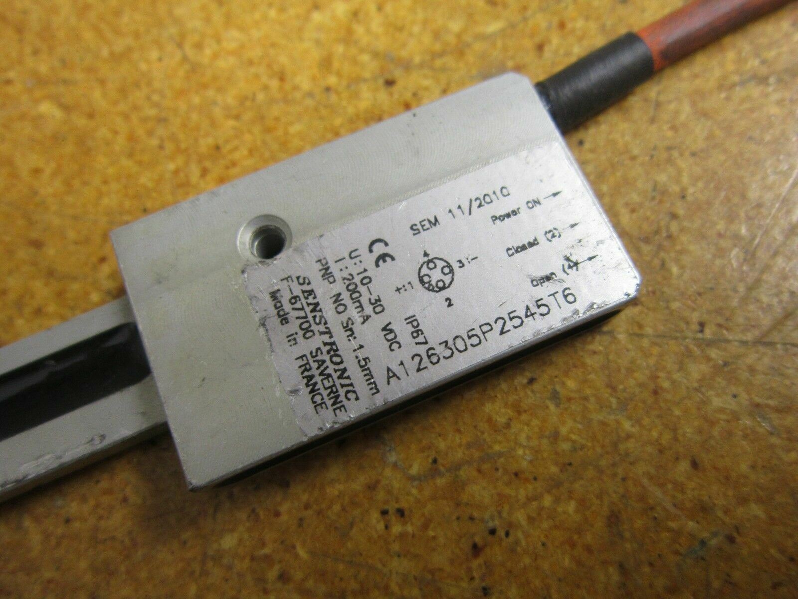 Senstronic F-67700 A126305P2545T6 Sensor 10-30VDC 200mA 1.5mm | eBay