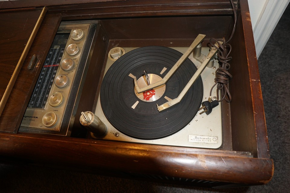Mid Century Vintage Magnavox Record Changer Stereo Console | eBay
