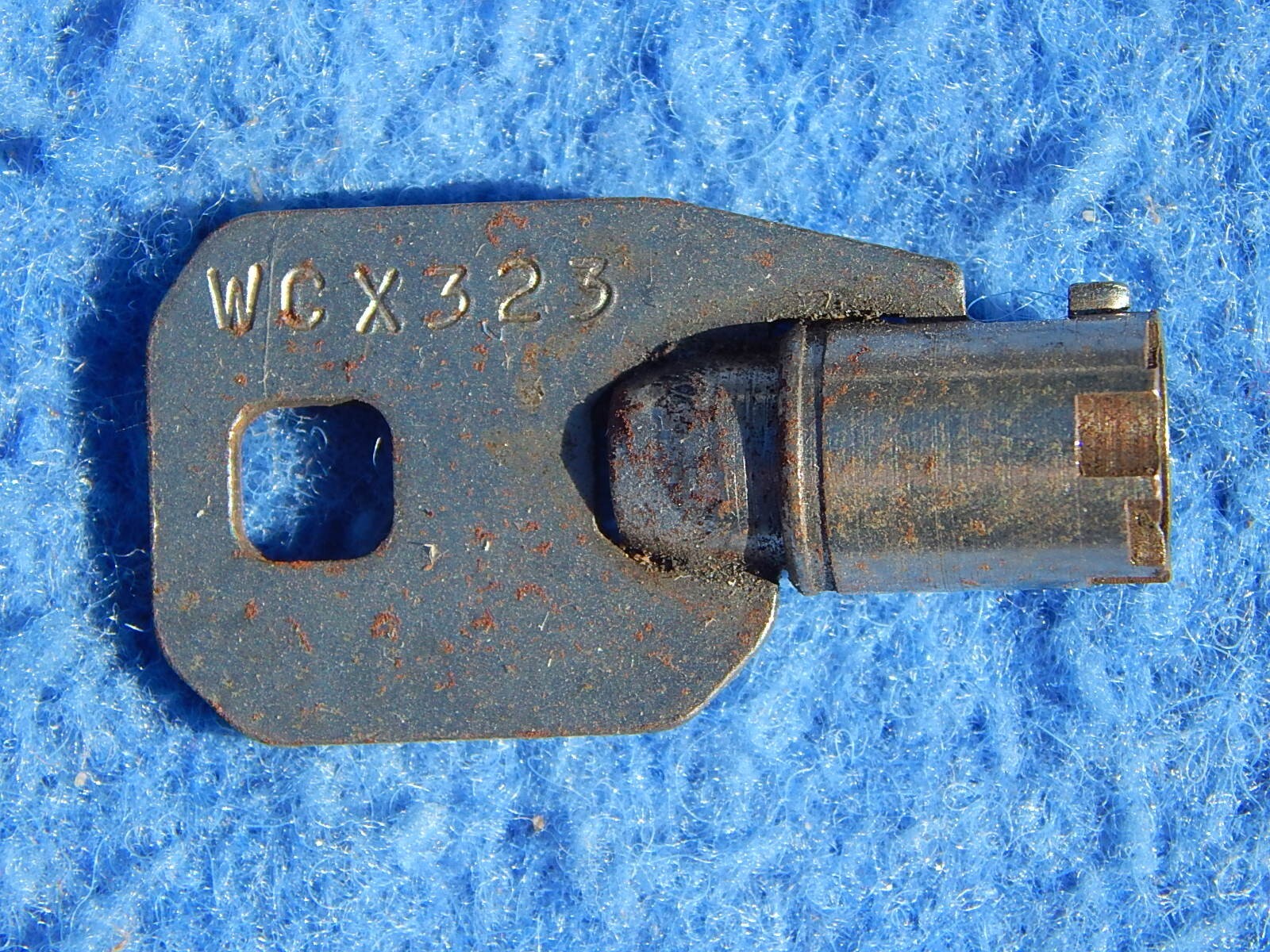 Wurlitzer Key WCX 323 - Chicago Lock - wall box or cash box key ...