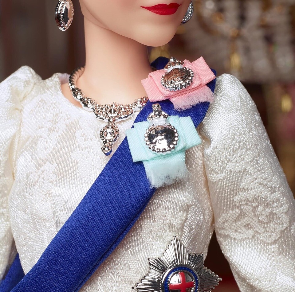 Barbie Signature Queen Elizabeth II Platinum Jubilee Doll Authentic ...