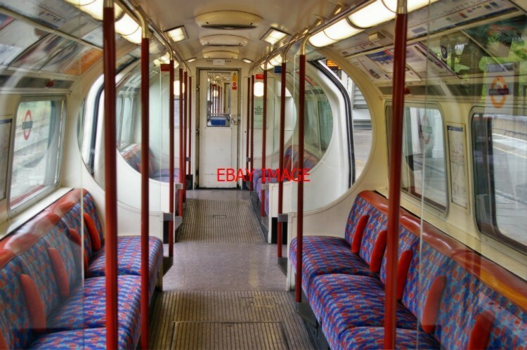 PHOTO INTERIOR VIEW OF A 1972 TUBE STOCK CARRIAGE ON A BAKERLOO LINE ...