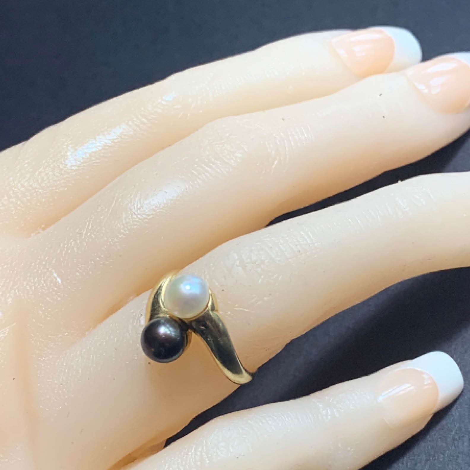 Lustrous Black and White Pearl Bypass Ring - Solid 14… - Gem
