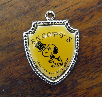 Vintage silver SNOOPY GALLERY GIFT SHOP PEANUTS CHARLIE BROWN SHIELD ...