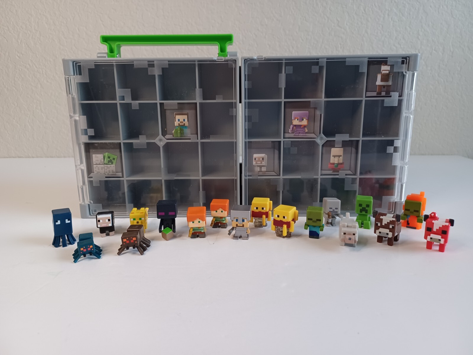 Mattel 2014 MINECRAFT Cube Storage Display Case & 18 Mini Figures ...