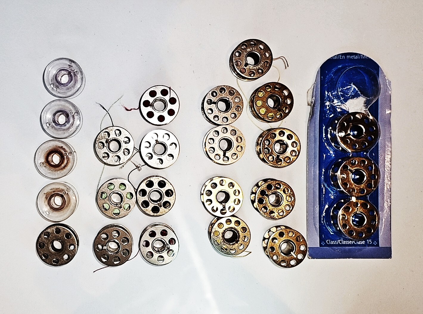 Vtg MIXED LOT 24 SINGER Sewing Machine Bobbins 20 METAL 4 PLASTIC 10 7 ...