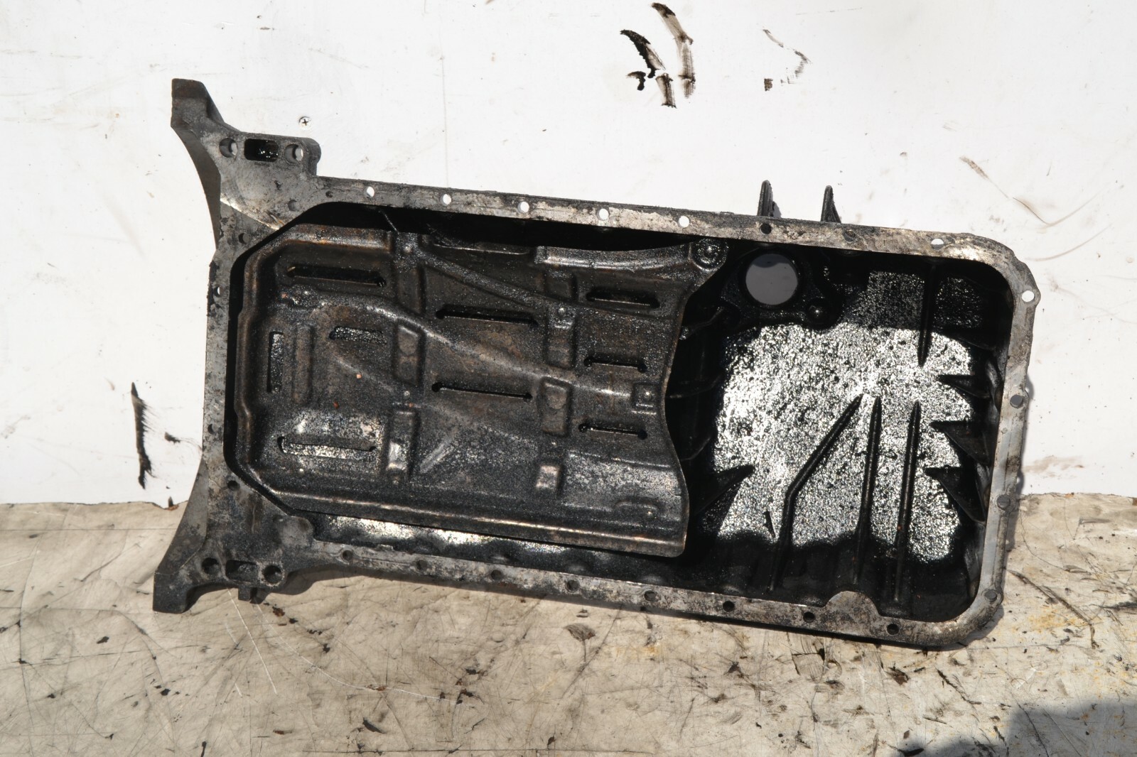 Mercedes E Class Oil Sump R6110140002 W210 E220 CDi Engine Oil Sump mercedes-e-class-oil-sump-r6110140002-w210-e220-cdi-engine-oil-sump