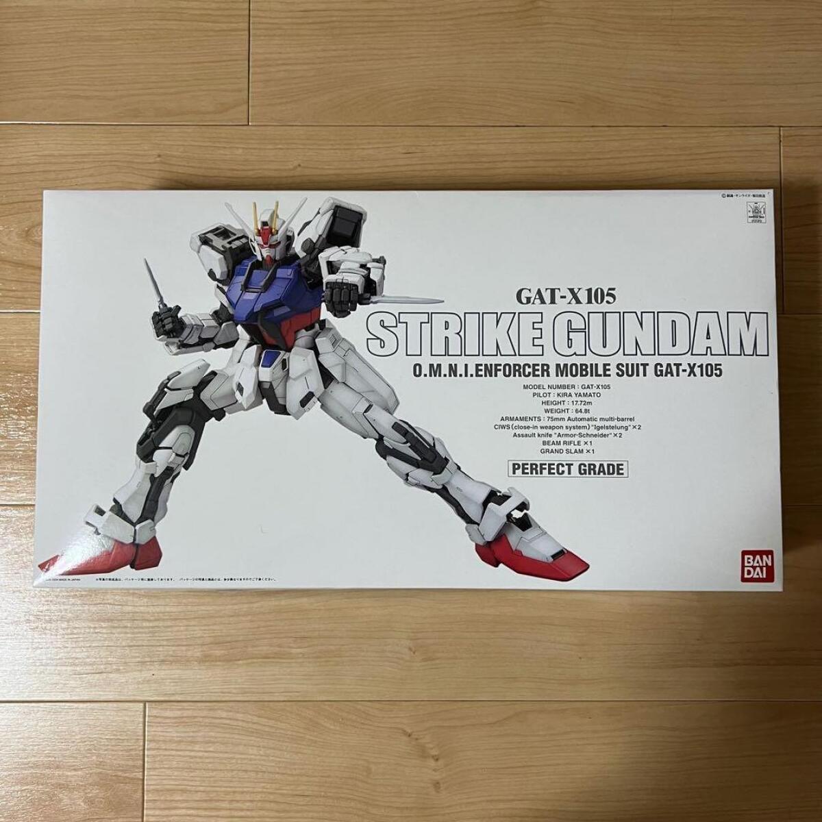 BANDAI PG 1/60 Strike Gundam GAT-X105 & PG 1/60 Sky Glasper BANDAI PG 1/60 Strike Gundam GAT-X105 & PG 1/60 Sky Glasper
