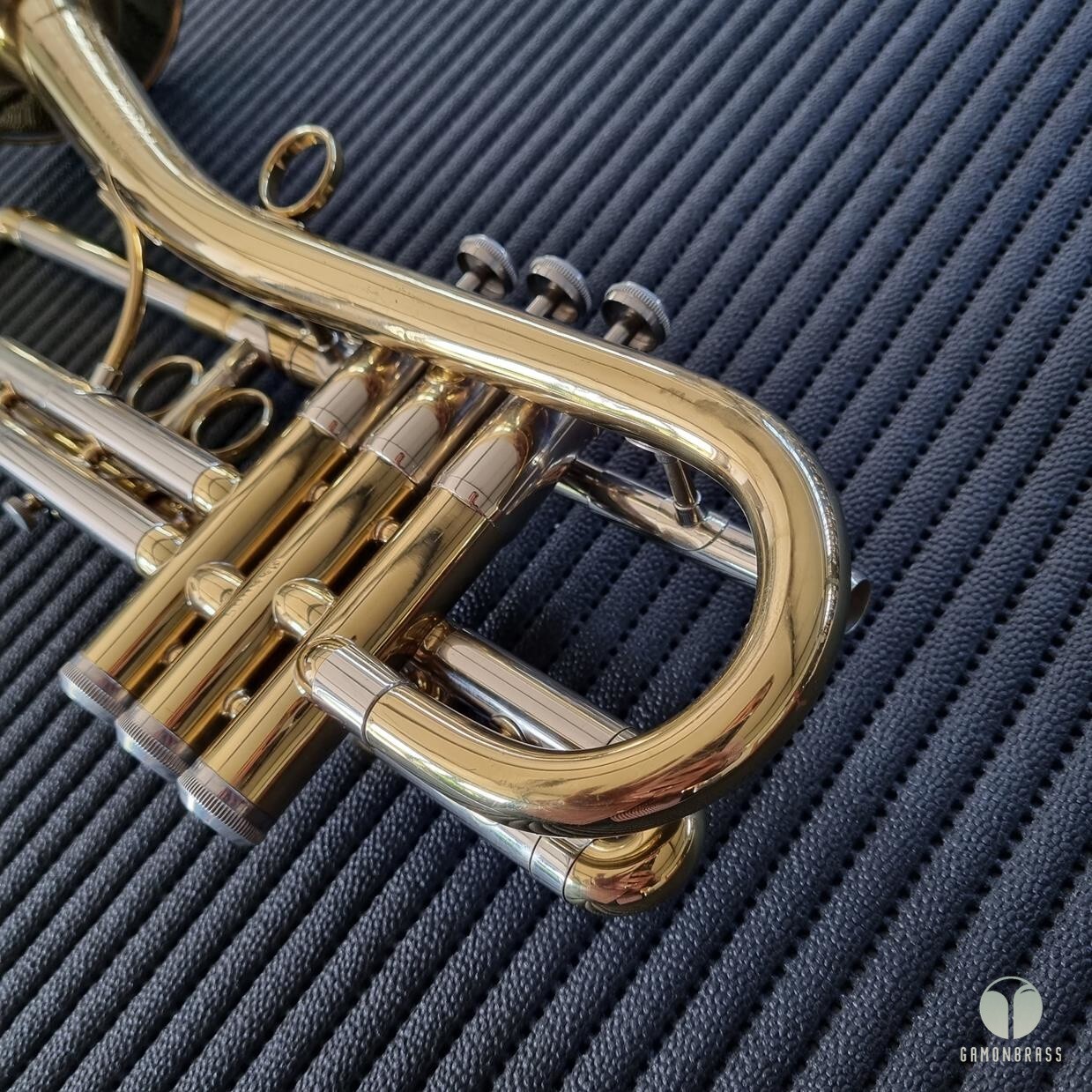 AUTOGRAPHED Holton ST303 FIREBIRD trumpet, case, mouthpiece ...