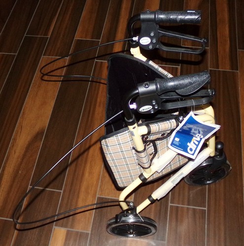 Drive Medical Winnie Lite Supreme 3 Wheel Indoor/Outdoor Rollator ...