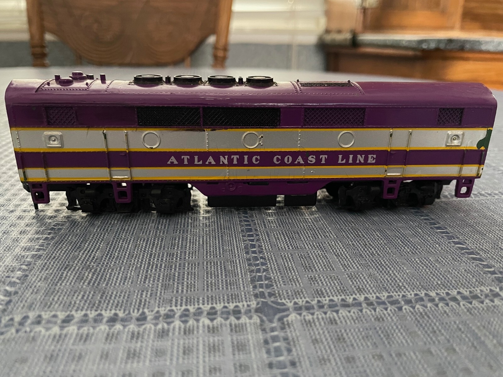 HO Atlantic Coast Line Powered Diesel Engine Locomotive w/Passenger ...