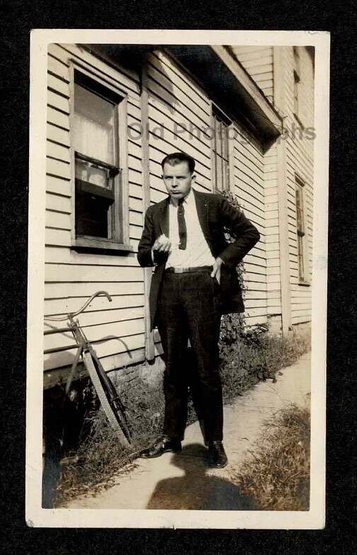 TOUGH STERN MAN SUIT HAND HIP SIDEWALK BIKE OLD/VINTAGE PHOTO SNAPSHOT ...