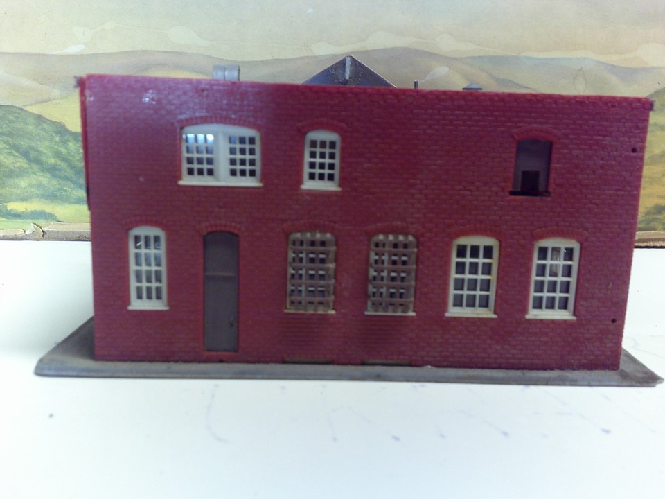 HO Scale Bank 6.5" X 5.5", and Bakery 5" X 3.5". Common kits, unusual ...